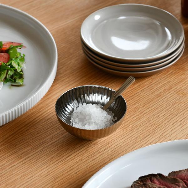 商品名：BERNADOTTE ソルトセラー＆スプーンデザイナー：シグヴァルド ベルナドッテサイズ：約 高さ 3 cm × 幅 7.4cm × 奥行 7.4cm / スプーン 長さ 8.5cm × 幅 1.8cm素　材：ステンレススティール（...