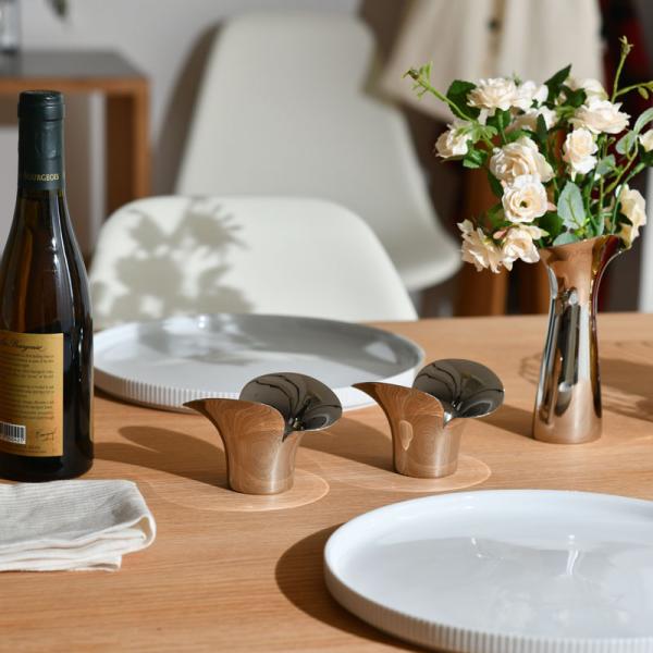 長い冬が終わり、花のつぼみが一気にほころぶ春の瞬間にインスピレーションを得て誕生したブルームボタニカ（Bloom Botanica)コレクション。彫刻的なフォルムはダイニングテーブルや窓辺で存在感を放ち、光沢ある表面が光を反射することで、様...