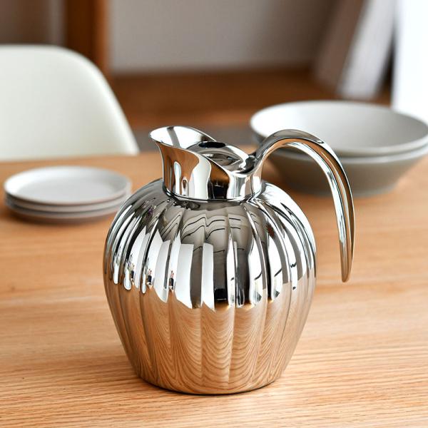 実用性を兼ね備えた、エレガントでスタイリッシュなBERNADOTTE（ベルナドッテ）のサーモジャグは、テーブルの上に洗練された雰囲気を添えてくれます。1938年に作られたミルクジャグをベースに、独特のフルーティングと人間工学に基づいたハンド...