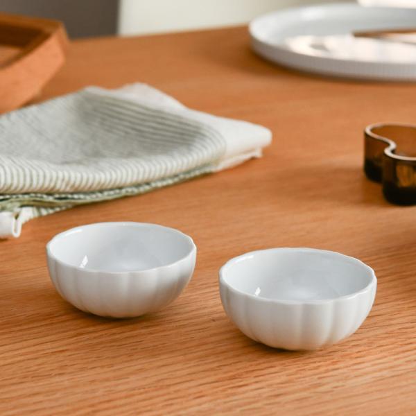 シグヴァルド ベルナドッテ（Sigvard Bernadotte）がジョージ ジェンセンのために手がけた有名なデザインに基づき、表面に溝模様をあしらった小さなポーセリン製ボウル。ジャムや醤油など、お好みのソースや調味料を入れるのに最適です。...