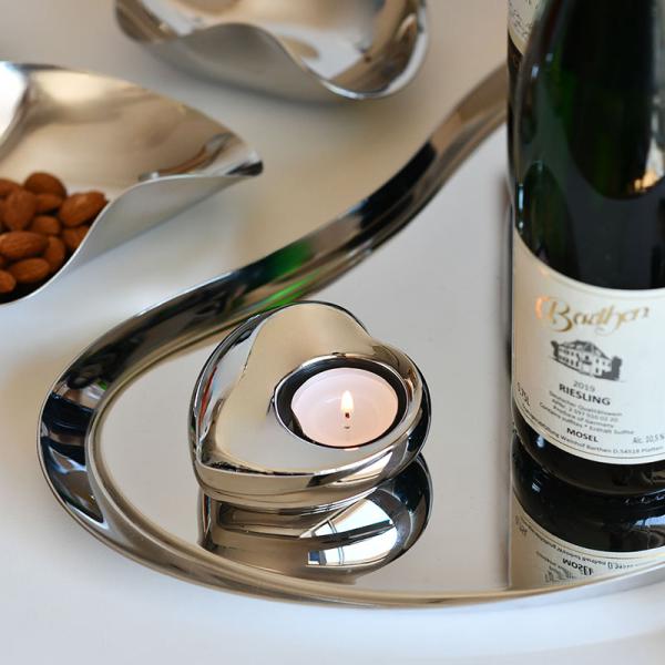 商品名：HEART ティーライト キャンドルホルダーサイズ：約 高さ 4.3 cm × 幅 8.6cm素　材：ステンレススティール制　作：2023年※ご覧頂く環境により色・素材の見え方などが実際の商品と多少異なることがございます。