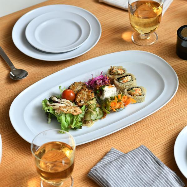商品名：KOPPEL オーバルサービングディッシュブランド：Georg Jensen（ジョージジェンセン）デザイナー：ヘニング コッペルサイズ：約 長辺 31 cm × 高さ 3 cm素　材：ホワイトポーセリン制　作：2023年※食洗機OK...