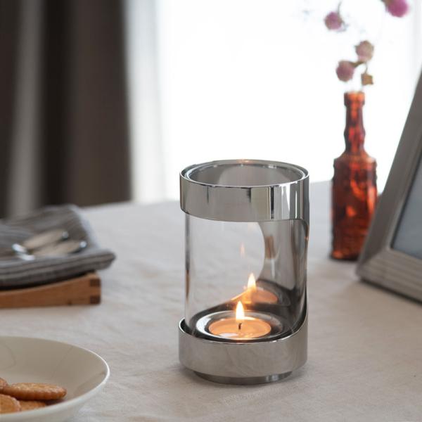 商品名：CHROME CONTOURS ティーライト 12cmブランド：Georg Jensen（ジョージジェンセン）デザイナー：マリア バーントセン（Maria Berntsen）サイズ：約 高さ 11.7 cm × 直径 7.5 cm素...