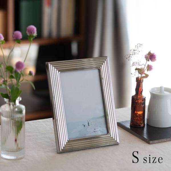 商品名：BERNADOTTE ピクチャーフレーム Sブランド：Georg Jensen（ジョージジェンセン）デザイナー：シグヴァルド ベルナドッテサイズ：約 縦 20 cm × 横 15 cm写真サイズ：約 縦 15 cm × 横 10 c...