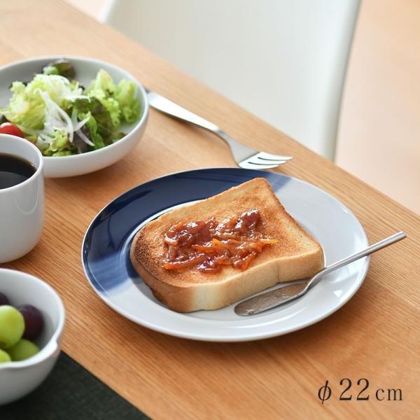商品名：KOPPEL ランチプレート ホワイト×ブルーブランド：Georg Jensen（ジョージジェンセン）デザイナー：ヘニング コッペルサイズ：約 直径 22 cm × 高さ 2.3 cm素　材：ホワイトポーセリン制　作：2023年※食...