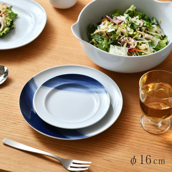 商品名：KOPPEL サイドプレート ホワイト×ブルーブランド：Georg Jensen（ジョージジェンセン）デザイナー：ヘニング コッペルサイズ：約 直径 16cm × 高さ 2 cm素　材：ホワイトポーセリン制　作：2023年※食洗機O...