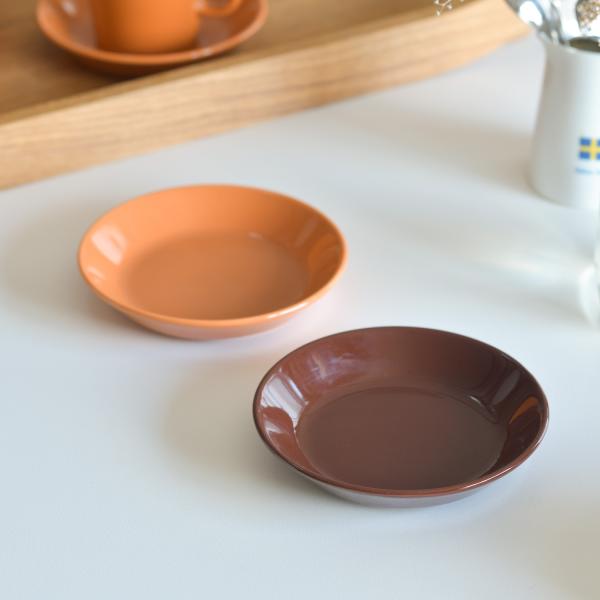 商品名：Teema プレート 12cmブランド：iittala（イッタラ）デザイナー：Kaj Franck（カイ・フランク）サイズ：約 直径 12.3 cm × 高さ 2.19 cm材　質：磁器カラー：アンバー、エスプレッソ※電子レンジ、オ...