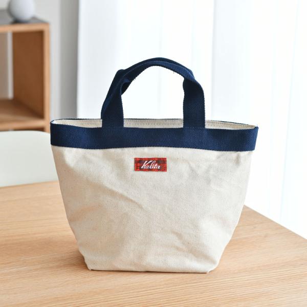 シンプルなデザインに仕上げたランチバッグです。白地にネイビーの持ち手と赤いKalitaのロゴがポイントになっています。内側にはポリエステル裏地の他にファスナー付アルミ蒸着ポケットが付いた2Way仕様。普段使いの他に保温（保冷）の物もしまえて...
