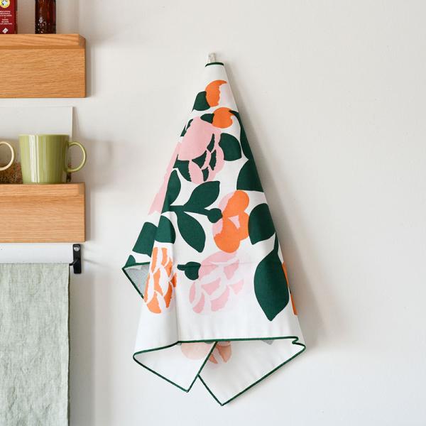 商品名：Green green ティータオルブランド：marimekko（マリメッコ）テキスタイルデザイン：Katsuji Wakisaka（ 脇阪 克二 ）サイズ：約 縦 70 cm × 横 47 cm素　材：コットン 57% 麻 43%...