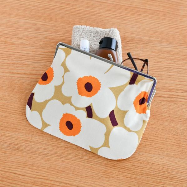 商品名：Mini UNIKKO Puolikas がま口ポーチブランド：marimekko（マリメッコ）テキスタイルデザイン：Maija Isolaサイズ：約 高さ 15 cm × 幅 20.5 cm × マチ1素　材：100％ コットン※...