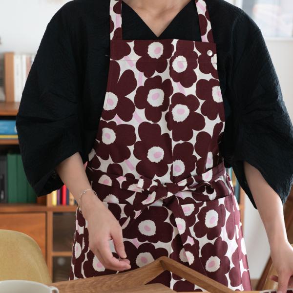 商品名：Mini Unikko エプロンブランド：marimekko（マリメッコ）テキスタイルデザイン：Maija ja Kristina Isolaサイズ：約 横幅 83 cm × 縦 胸当てまで 84 cm素　材：100％コットン※生地...