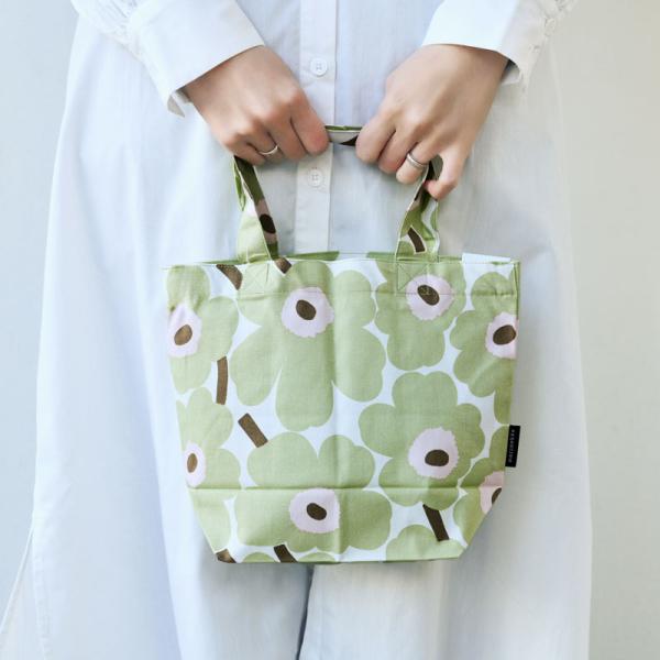 商品名：Mini Unikko ミニトートバッグブランド：marimekko（マリメッコ）デザイナー：Maija Isolaサイズ：約 縦 22 cm × 横 18 cm × マチ9.5 cm ／ 持ち手上がり14cm素　材：コットン100...