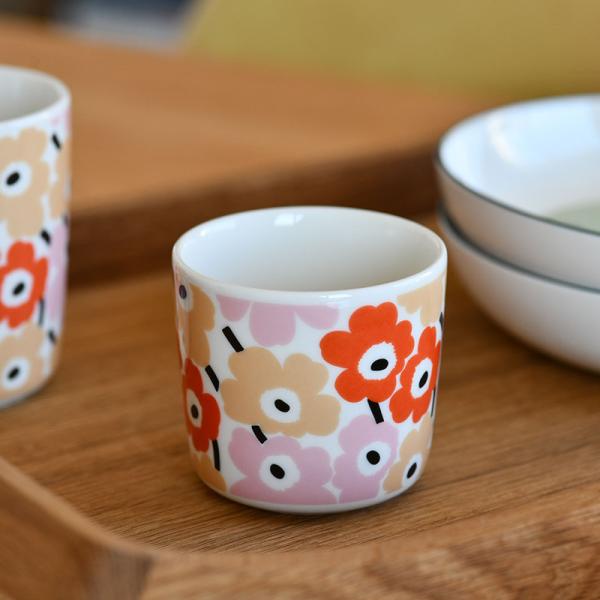 商品名：Pikkuinen Unikko ラテマグ 【１個】ブランド：marimekko（マリメッコ）テキスタイルデザイン：Maija &amp; Kristina Isolaサイズ：約 直径 7.5cm × 高さ 7cm ／容量200ml...