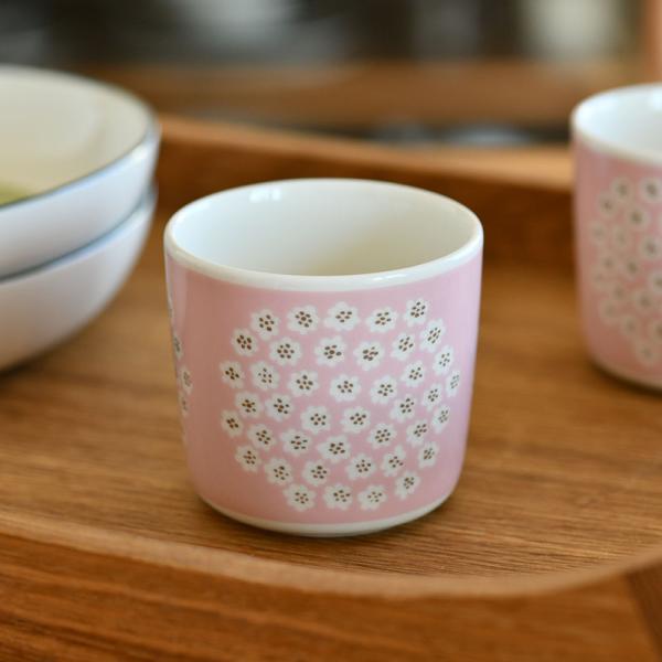 商品名：PUKETTI ラテマグ 【１個】ブランド：marimekko（マリメッコ）テキスタイルデザイン：Annika Rimalaサイズ：約 直径 7.5cm × 高さ 7cm ／容量200ml材　質：磁器※食洗器、冷凍庫、電子レンジ、オ...