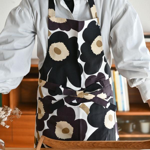 商品名：Pieni Unikko エプロンブランド：marimekko（マリメッコ）テキスタイルデザイン：Maija ja Kristina Isolaサイズ：約 横幅 83 cm × 縦 胸当てまで 83.5 cm素　材：100％コットン...