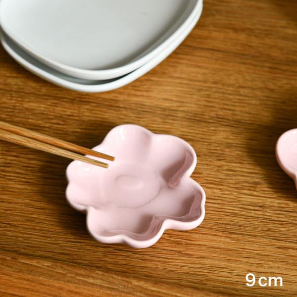 商品名：UNIKKO スモールプレート 9cmブランド：marimekko（マリメッコ）テキスタイルデザイン：Maija ja Kristina Isolaサイズ：約 縦 8.8 cm × 横 8.7 cm × 高さ 2 cm材　質：磁器※...