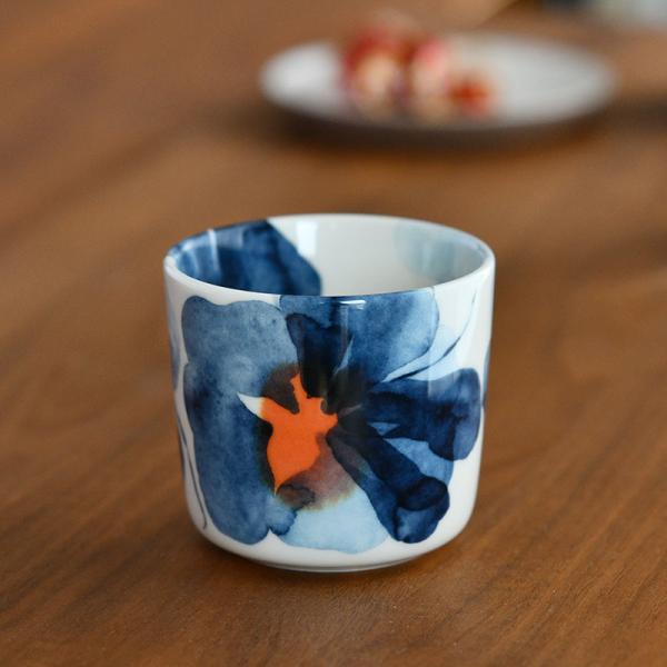 商品名：Valssi ラテマグ 【１個】ブランド：marimekko（マリメッコ）テキスタイルデザイン：Aino-Maija Metsolaサイズ：約 直径 7.5cm × 高さ 7cm ／容量200ml材　質：磁器※食洗器、冷凍庫、電子レ...