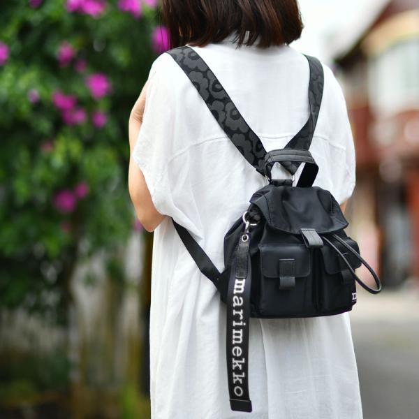 タイムレスなデザインでありながら今の気分も漂うWear All Day bag。フェミニンさと機能性を兼ね備えた二面性が光るデザインです。こちらはブラックの無地タイプ。マリメッコロゴ入りストラップ付き。Sサイズは、肩のストラップ全面にウニッ...