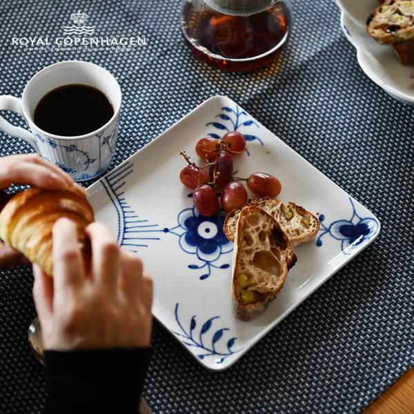 商品名：ブルーフルーテッド メガ スクエア ディッシュ 20cmブランド：ROYAL COPENHAGEN（ロイヤル コペンハーゲン）サイズ：約 縦 20 cm × 横 20 cm素　材：ポーセリン※食洗器、電子レンジOK※ご覧頂く環境によ...