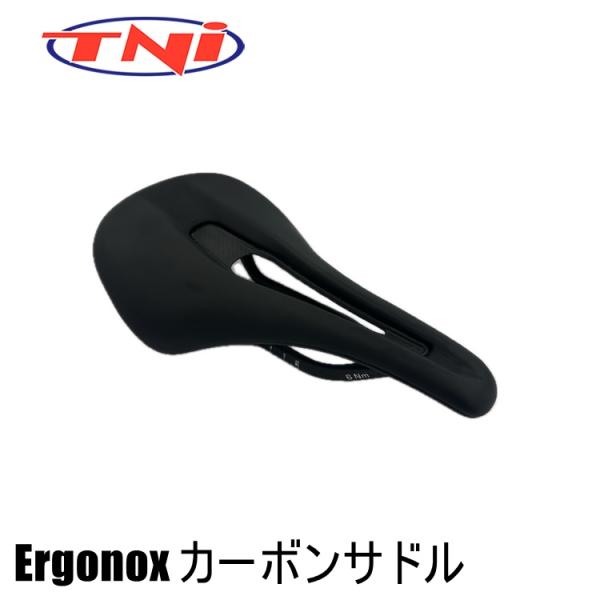TNI ティーエヌアイ Ergonox カーボンサドル 自転車用 サドル軽さと快適さを兼ね備えたカーボンサドル。重量制限：90kgパッド：ポリウレタンフォームベース：カーボンファイバーレール：カーボンファイバー　レール径：7×9サイズ：14...
