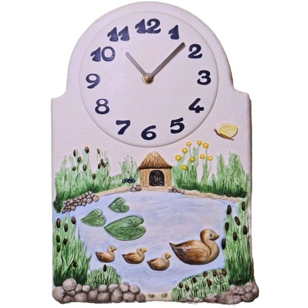 Made In Germanyのウォールクロックです。●サイズ：２３ｃｍ（幅）×３５ｃｍ（高さ）●材質：セラミック、メタル●色：ホワイトベース、マルチカラー●ムーブメント：クォーツ●電源：単３電池×１●Terrastudio製●保証期間：１...