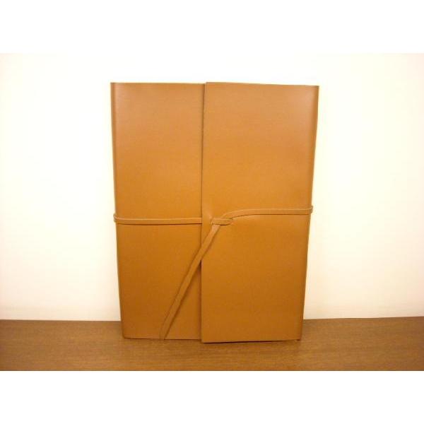 イタリアンレザーノートです。サイズ：２２×３０×１．６ｃｍ、Ａ４サイズ　　　　・ノートに罫線は入っていません。　　　　・レザーカバーの取り外し不可。色：ブラウンメーカー：イタリアPinetti社