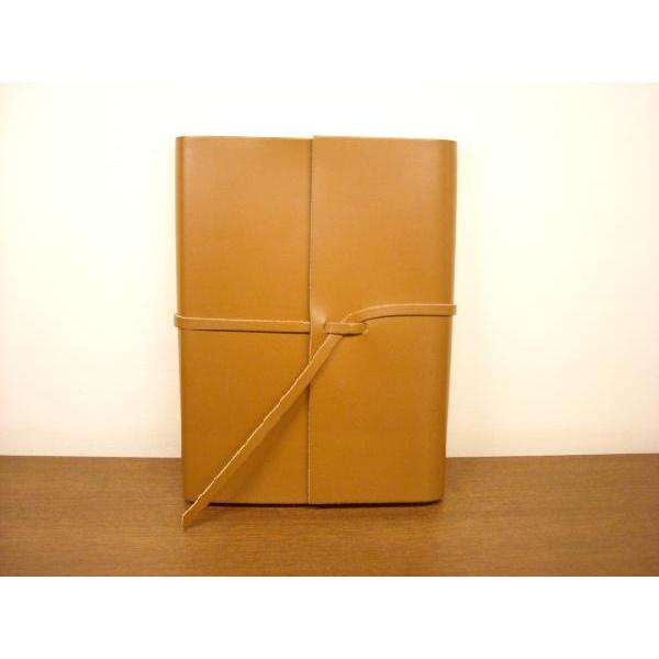イタリアンレザーノートです。サイズ：１６×２１×２．５ｃｍ、Ａ５サイズ　　　　・ノートに罫線は入っていません。　　　　・レザーカバーの取り外し不可。色：ブラウンメーカー：イタリアPinetti社