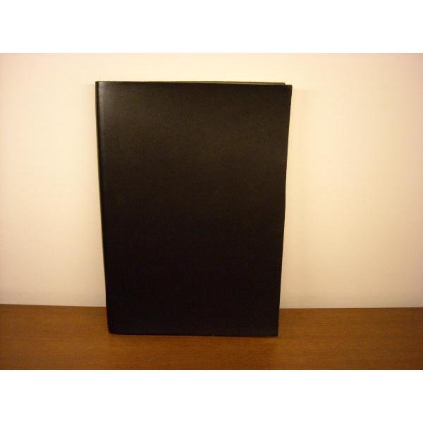 イタリアンレザーノートです。サイズ：２１×３０×１．６ｃｍ、Ａ４サイズ　　　　・ノートに罫線は入っていません。　　　　・レザーカバーの取り外し不可。色：ブラックメーカー：イタリアPinetti社