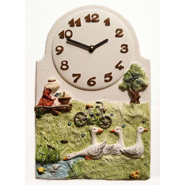 Made In Germanyのウォールクロックです。●サイズ：２３ｃｍ（幅）×３５ｃｍ（高さ）●材質：セラミック、メタル●色：ホワイトベース、マルチカラー●ムーブメント：クォーツ●電源：単３電池×１●Terrastudio製●保証期間：１...