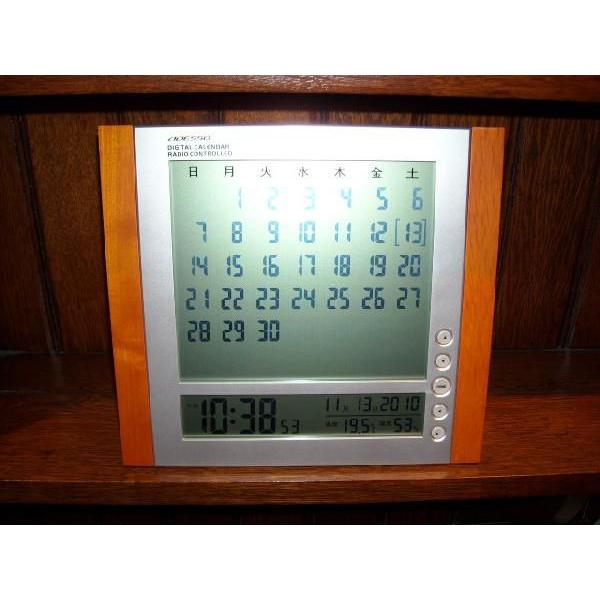 壁掛け時計としても使えるカレンダータイプ（100年カレンダー）のデジタル電波時計です。●サイズ：２６．３×２９×２．５ｃｍ●重要：８１０ｇ●電源：単３×２●４０/６０KHｚ自動選択●温度計●湿度計