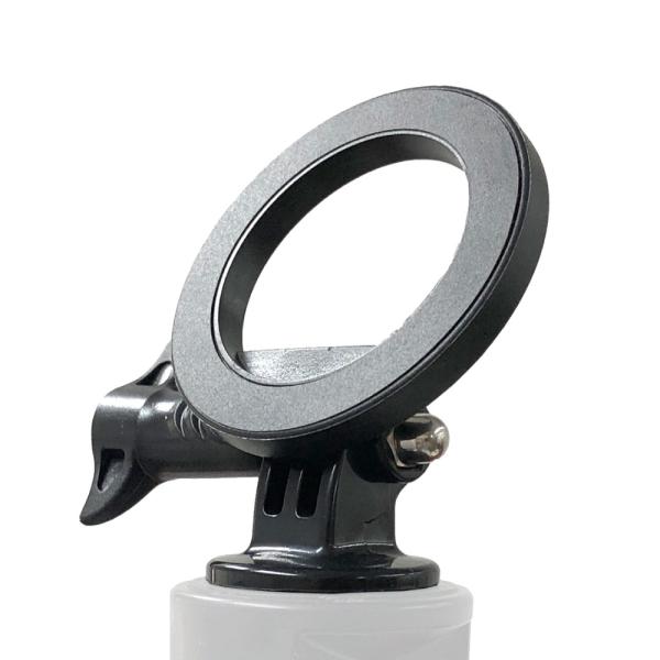 スマートフォンをお手軽に三脚に取り付けられるマウントです。マグネットによりスマートフォンをワンタッチで着脱可能。MagSafeに対応した機器やアクセサリーはもちろん、付属のメタルリングで様々な機器が取り付け可能になります。