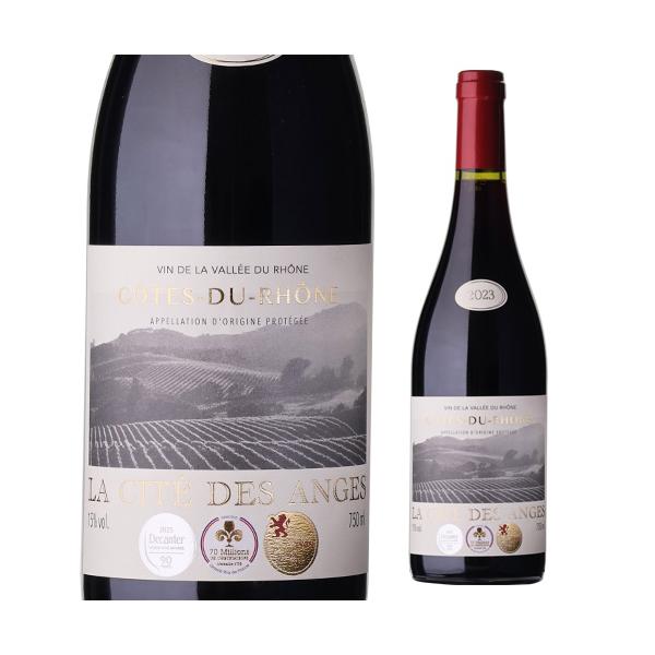 「自然は人間より才能がある」という信念のもと、過度な介入を避け、テロワールの個性を最大限に引き出しています。完熟状態で収穫したブドウは品種ごとに醸造。重力を利用しポンプを使わずに移動させる「重力醸造」が、繊細なアロマを守ります。輝くルビー色...