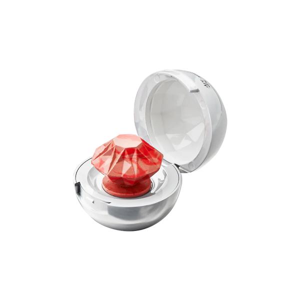 肌の内側からにじみ出ているような血色感を与えてくれるクリームチーク。サラサラテクスチャーでお肌にしっかり密着。お肌にのせると軽い感覚で、乾燥しすぎないところも◎まんまるパッケージで手のひらに収まるサイズなので持ち運びも便利。ダイヤモンドチー...