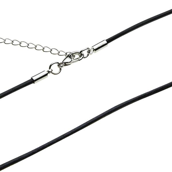 幅2mmの丸型の革紐を使ったレザーネックレスです。長さを調整出来るパーツが付いていますので自分に合うサイズに簡単に調整出来ます。素材:レザーチェーン幅:2mm※サイズには多少の個体差があります。