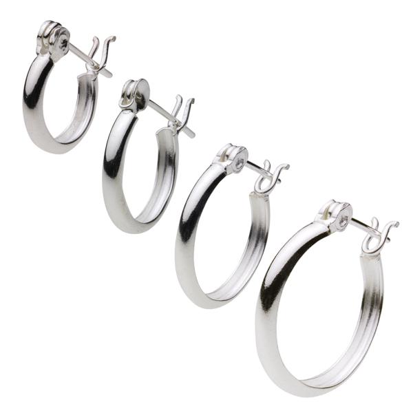 シルバーの輝きを楽しめるシンプルなデザインのフープ型シルバーピアスです。純銀ならではの柔らかな色味、輝きは他の素材には無い魅力と言えるでしょう。シンプルなので複数個着けてもゴチャつき過ぎないので非常に使い易いアクセです。※非常に柔らかく変形...