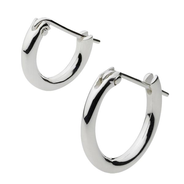 丸みのあるプレーンなデザインが魅力のフープ形状のシルバーピアスです。シンプルだからこそシルバー925の銀の素材感が良く感じられます。自分の装着イメージに合うフープサイズを選べる所も魅力のアイテムです。■サイズ　Sサイズ[縦:9mm 横:2m...
