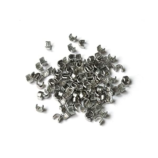 45番の金属ファスナーの上止め金具です。手軽に調整が可能です。ファスナーのムシを取り外しは、「喰いきり」という工具をご使用ください。サイズ: 縦横約4mm、噛み幅3mm以内入数:50組入1組2個、計100個素材:金属