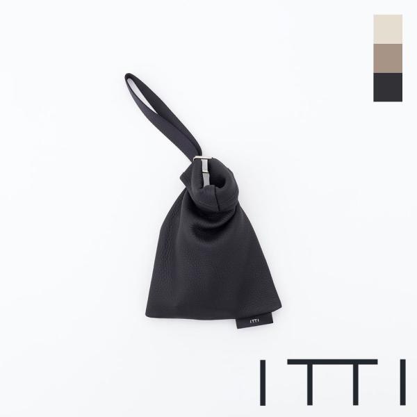 【商品説明】お米袋をモチーフに派生し、マイナーチェンジを続けてきた、ブランドの定番にして人気アイテム、”RICE BAG(ライスバッグ)”の小タイプ。ボディと同色のハンドル部分に施されたテープが、洗練された高級感と独特の趣を引き立てます。物...