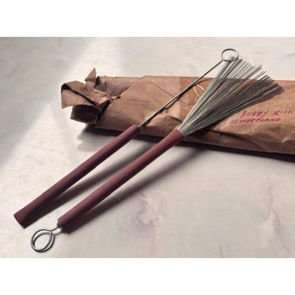 デッドストック品Slingerland buddy rich wire brushが入荷しました！！価格は1セット(2本)の価格となります。ヴィンテージ品となりますので汚れ、サビ等の経年変化等はございますので予めご了承くださいませ。付属品：...