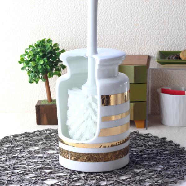 瀬戸焼のきれいな白い本体にゴージャスな金の上絵があしらわれ陶器製の白さを生かしたトイレブラシです。ブラシも小ぶりなので細かなところまで掃除が行き届きます。本体は割れ物ですので取り扱いにご注意下さい。ブラシと柄のジョイント部分のネジをしっかり...