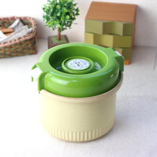 野菜を美味しく食べられるレトロな浅漬けメーカーです。使い方はカットした野菜と塩を馴染ませて浅漬鉢に入れ、蓋をかぶせてパチンとロックをしたら上部中央を回してよーく漬かるようにテンションを掛けて冷蔵庫へ。さっぱりとした漬け具合なら1〜2時間ほど...