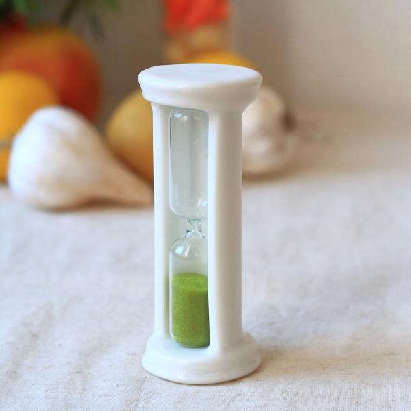 ティータイムのお供に陶器製の3分砂時計はいかがでしょうか。ゆったりとした午後の小休止に紅茶やハーブティーをおしゃれにいただけます♪お子様の集中力を養うのにもいいんだとか！おしゃれな紅茶のカフェさんにも使っていただいている商品です♪※砂時計の...