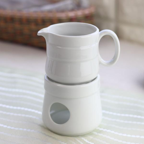 このオイルウォーマーは、キャンドルの優しい熱で水をゆっくり蒸発させ、エッセンシャルオイルの豊かな香りをゆっくりと空間に広げる芳香器です。使い方はとても簡単。本体のピッチャーに水を張り、お好みのエッセンシャルオイルを1〜5滴落とすだけ。あとは...