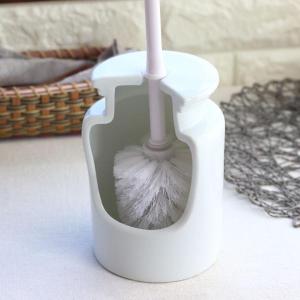 白磁の透き通るような白さを生かしたトイレブラシです。ブラシも小ぶりなので細かなところまで掃除が行き届きます。本体は割れ物ですので取り扱いにご注意下さい。ブラシと柄のジョイント部分のネジをしっかり閉めてご使用下さい。ネジがゆるんでいると破損の...