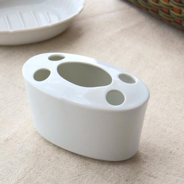 サニタリーに雰囲気をガラッと変える陶器製アイテムです♪ハブラシホルダーで一家団欒を楽しみませんか♪我が家ではキッチンで菜箸立てとしても使ってます！汚れても陶器なのでササッとキレイになりますよ♪ハブラシ穴直径：1.5cm中心穴幅：5×3cm■...