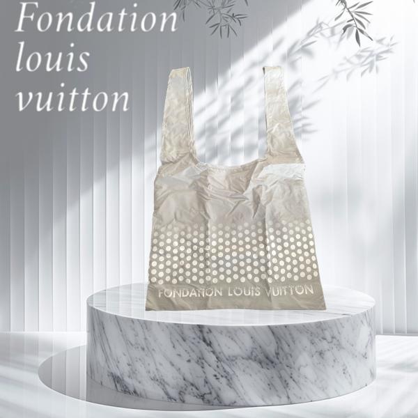 世界でもここパリでしか手に入らないフォンダシオン ルイ・ヴィトン限定のアイテム。パリのFONDATION LOUIS VUITTON（ルイ ヴィトン）限定の可愛いショッピングバッグがついに入荷しました！とても軽く、FONDATION LOU...