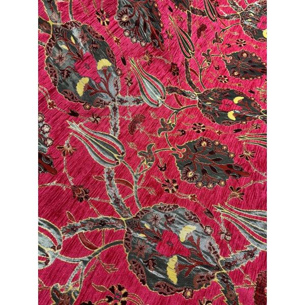 トルコの国花、チューリップやカーネーションの柄をカラフルで光沢のあるジャガード織りで仕上げたマルチカバーです。ベッドカバー、ソファーカバー、壁飾りなど使い方自由です。サイズ：174×170