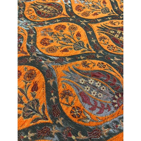 トルコの国花、チューリップやカーネーションの柄をカラフルで光沢のあるジャガード織りで仕上げたマルチカバーです。ベッドカバー、ソファーカバー、壁飾りなど使い方自由です。サイズ：174×170