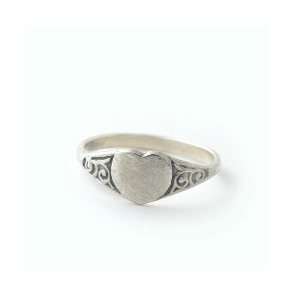 ヴァンティーク・シグネットリング・ハート2004年に生まれた、ビンテージをメインテーマにしたハンドメイドアクセサリーVantique （ヴァンティーク）。ブランド名は（Verse + Antique 詩的要素を持つアンティーク）より由来して...