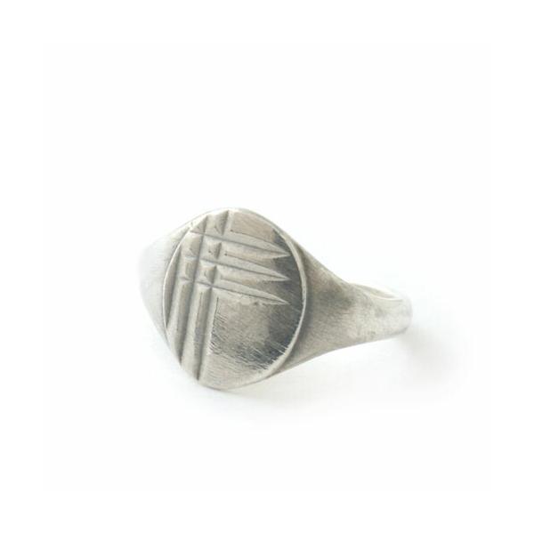 ヴァンティーク・シグネットリング・オーバルM2004年に生まれた、ビンテージをメインテーマにしたハンドメイドアクセサリーVantique （ヴァンティーク）。ブランド名は（Verse + Antique 詩的要素を持つアンティーク）より由来...